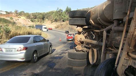 Motorista Fica Ferido Em Tombamento De Carreta Na BR 381 MG2 G1