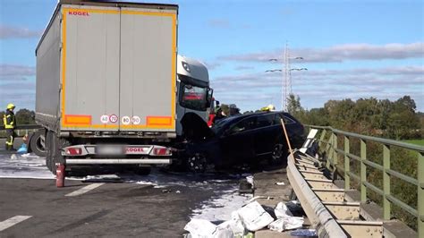 Taxi kollidiert mit Lkw 21 jähriger Fahrgast stirbt NDR de