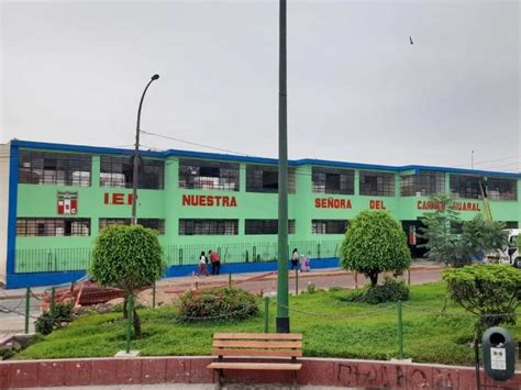 Director Del Colegio El Carmen Sobre Pintado De Fachada El Verde Es
