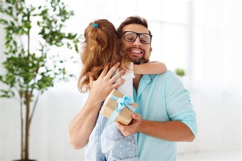 Día del padre familia feliz hija abrazando a papá y risas Foto Premium