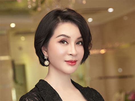 Những kiểu tóc xoăn ngắn cho phụ nữ trung niên đẹp nhất