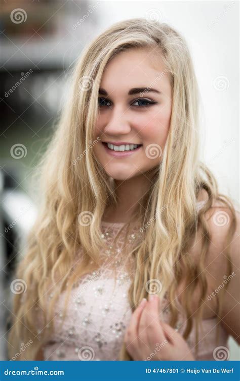 Mooie Blonde Tiener Met Blauwe Ogen Stock Afbeelding Image Of Krullen