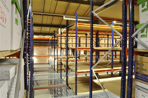 Magazijnrekken Met Tussenvloeren Werken In De Hoogte Cln Racking