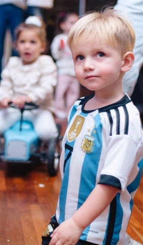 Pin de Yousif en neww en 2024 Niños de ojos azules Niños