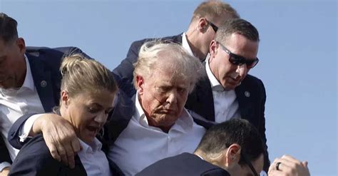 Donald Donald Trump Gratign Par Des Coups De Feu Et Vacu Dun