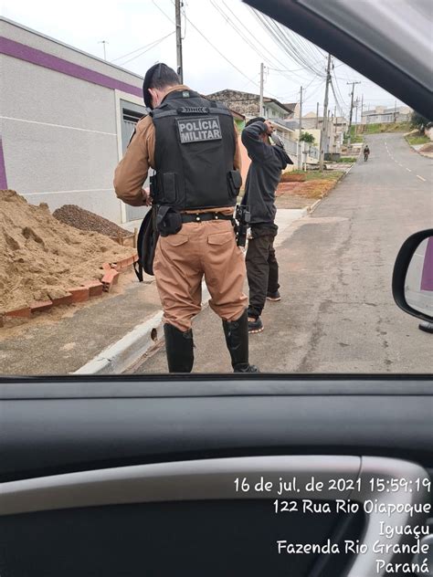 PM prende dois foragidos da justiça e aplica autos de infração de