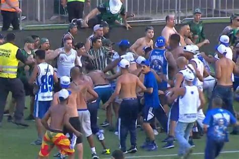 Coritiba x Cruzeiro Torcidas invadem campo após gol do Coxa e trocam