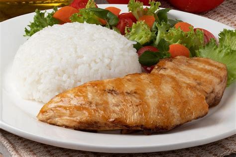 Prato Executivo Brasileiro Arroz De Frango Grelhado E Salada Foto