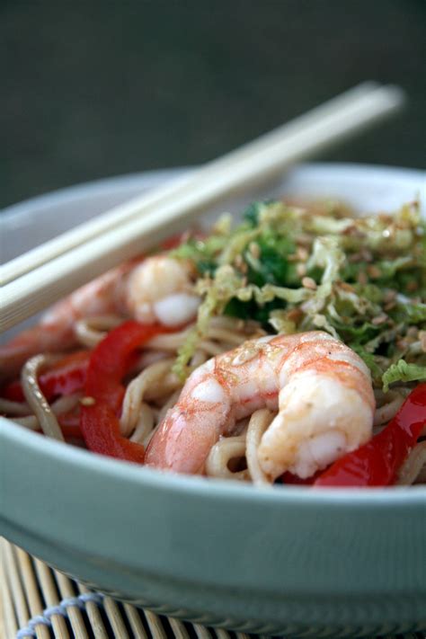 Nouilles sautées aux crevettes et légumes chou mariné sésame
