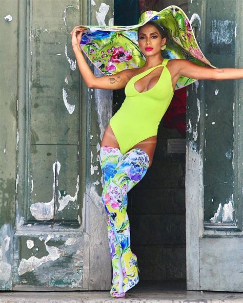 Anitta dá entrevista sem a parte de baixo da roupa e quase mostra
