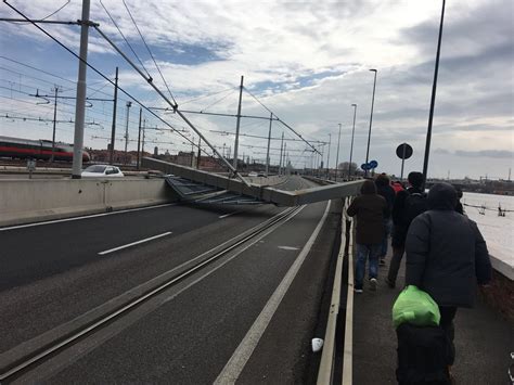 Vento Forte Tragedia Sfiorata Palo Della Segnaletica Crolla Su Ponte