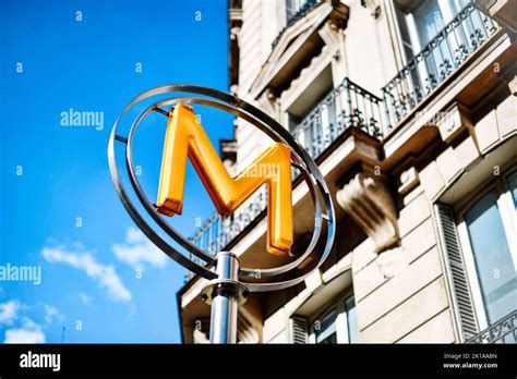 L illustration montre un panneau avec le logo du métro symbole jaune