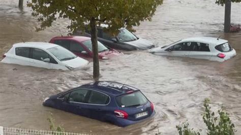 Pot Ne Ulewy Zalane Samochody Ewakuowano Mieszka C W Tvn Meteo