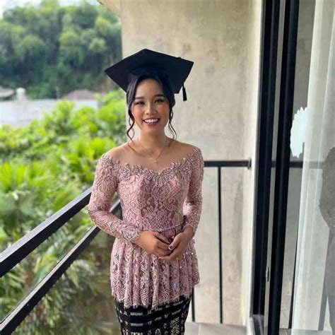 Inspirasi Kebaya Wisuda Hijab Dan Modern Terbaru