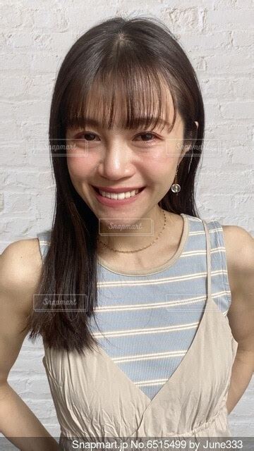 カメラに向かってポーズをとる女性の写真画像素材 6515499 Snapmartスナップマート