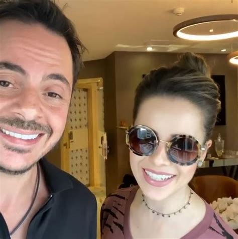 Marido de Sandy passa por procedimento estético e cantora avalia resultado