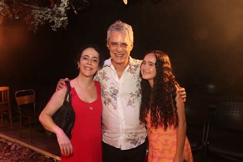Chico Buarque prestigia a filha Silvia Buarque em peça de teatro no RJ
