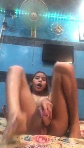Sexy Mädchen spielt mit ihrer Muschi xHamster