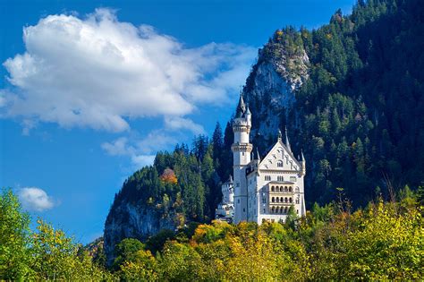 Blick Auf Schloss Neuschwanstein Bild Kaufen 71360488 Lookphotos