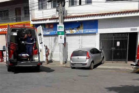 Motorista passa mal ao volante bate carro em portão de casa e morre em