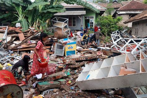 Tsunami Na Indonesia Deixa Mais De 1 4 Mil De Feridos E Mais De 400 De