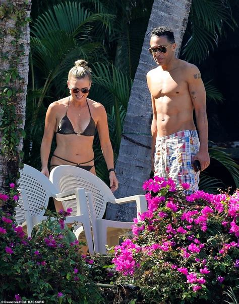 T J Holmes And Amy Robach Share A Kiss Poolside On Vacation In Mexico