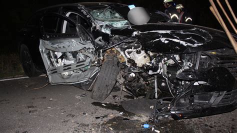27 Jähriger kracht mit Auto gegen Baum und überschlägt sich