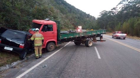 Mulher morre em batida entre caminhão e carro na BR 267 em Bom Jardim