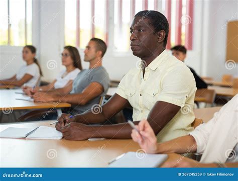 Retrato De Un Estudiante Afroamericano Adulto Que Escribe Ejercicios En