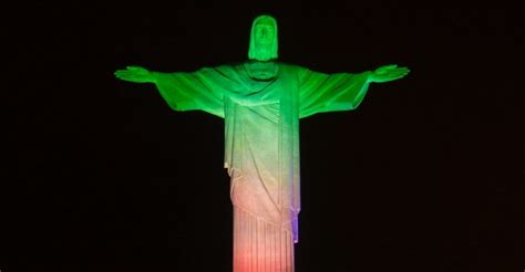 Cristo Redentor é iluminado as cores das seleções da Copa VER HOJE