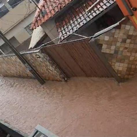 Em 15 Minutos Chuvas Alagam Rua Na Barreira Invadem Casas E Revoltam