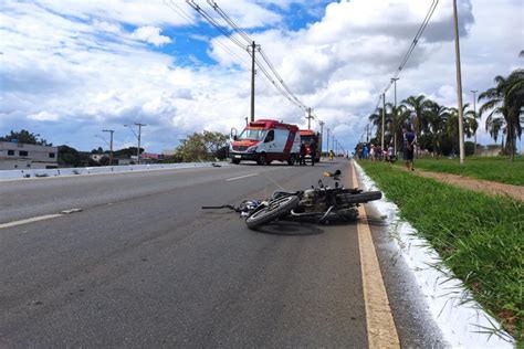 Motociclista morre após perder controle e bater contra poste no DF