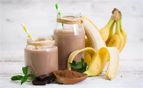 Batido De Banana Avena Chocolate Y Yogur Para El Desayuno