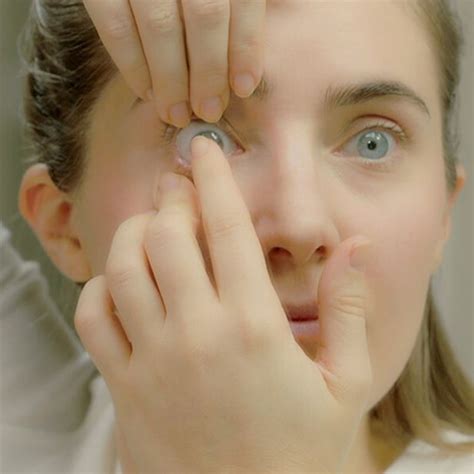 How To Put In Contact Lenses