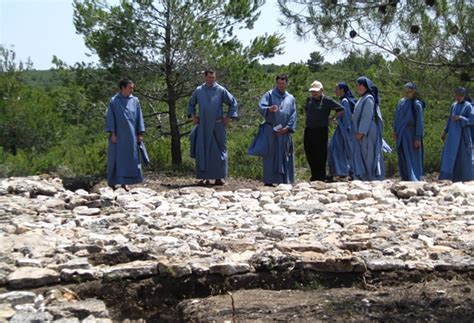 Mons Benavent Visita A Los Hermanitos Y Hermanitas Del Cordero En