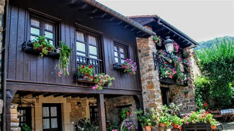 Uno de los pueblos más bonitos de Cantabria casonas montañesas en una
