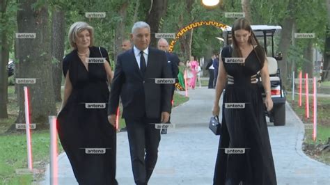 Stiri Directe Cum a venit îmbrăcată Simona Halep la nunta lui Ianis