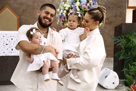 Virginia Fonseca e Zé Felipe batizam as filhas Maria Flor e Alice