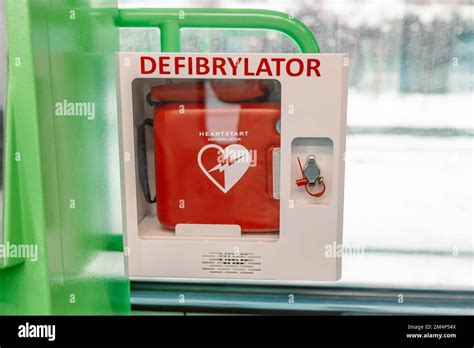 El Desfibrilador Externo Autom Tico Dea En Caja Blanca En La Pared Es