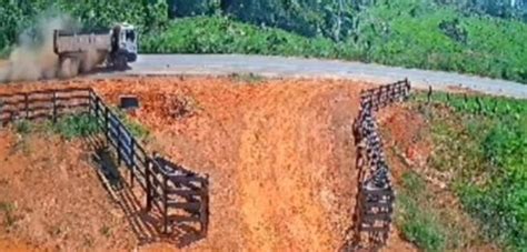 V Deo Idoso Morreu Na Hora Ao Bater Carro De Frente Caminh O Do