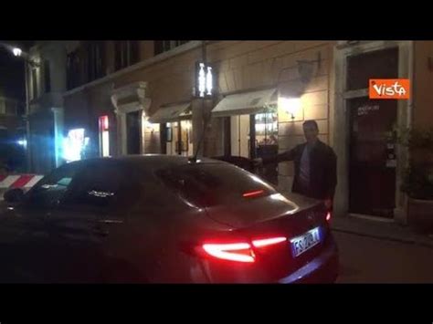Elezioni Europee Elly Schlein Arriva Alla Sede Del Pd Con La Chitarra