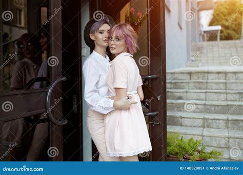 Schönes Lesbisches Paarumarmen Liebe Und Leidenschaft Zwischen Den Zwei Mädchen Stockbild Bild