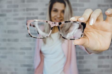 How To Adjust Glasses To Fit Better Eye Contact