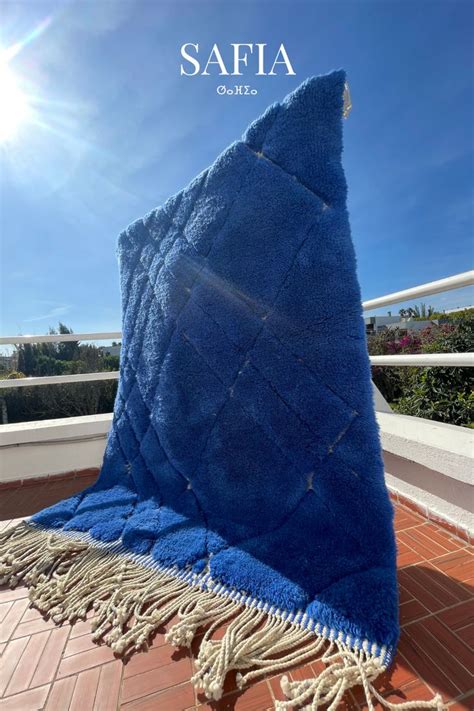 Ajoutez une touche d authenticité avec un tapis berbère bleu dans votre