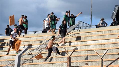 Fotos Y Videos As Fueron Los Incidentes Entre Los Hinchas De Godoy