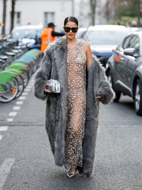 Cómo llevar vestidos transparentes en Primavera Verano 2024 Vogue