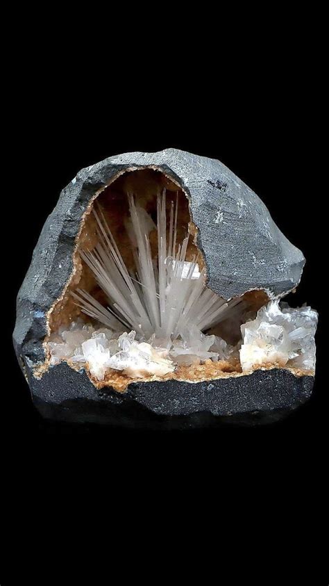 Pin By Susan Ware On Rocks And Minerals Minerals Crystals Rocks