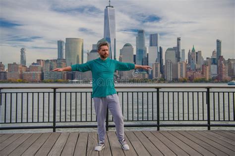 Desportista Que Se Adapta a Fazer O Espetáculo Em Nyc Fitness Man
