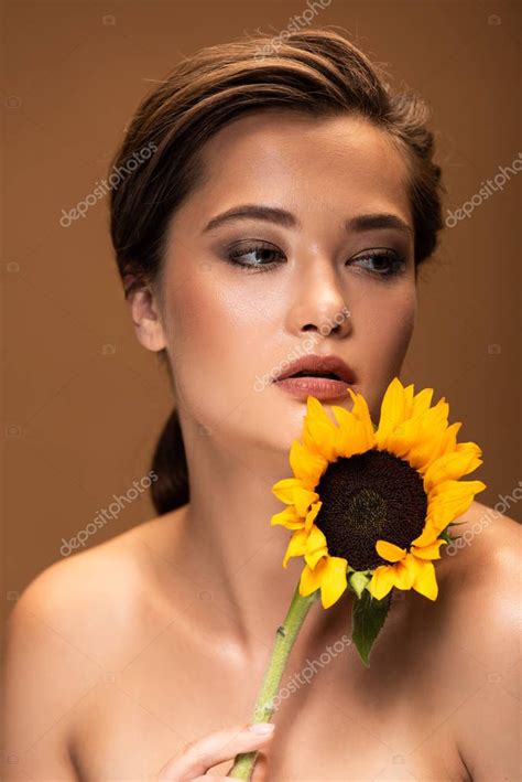 Hermosa Mujer Desnuda Joven Con Girasol Amarillo Mirando Hacia Otro