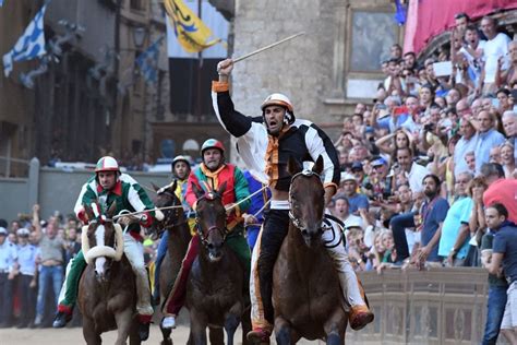 Siena La Nonna Lupa Vince Il Palio La Repubblica